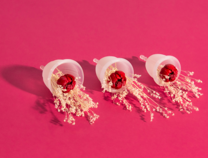 Comment mettre et retirer ma coupe menstruelle be'Cup ? - Intimy Care